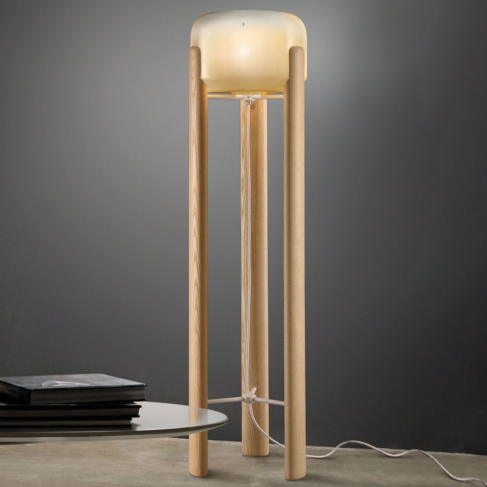 Lampa podłogowa Sata klosz bursztyn, jasne drewno | Lampy.pl Lampa podłogowa Sata klosz bursztyn, jasne drewno | Lampy.pl